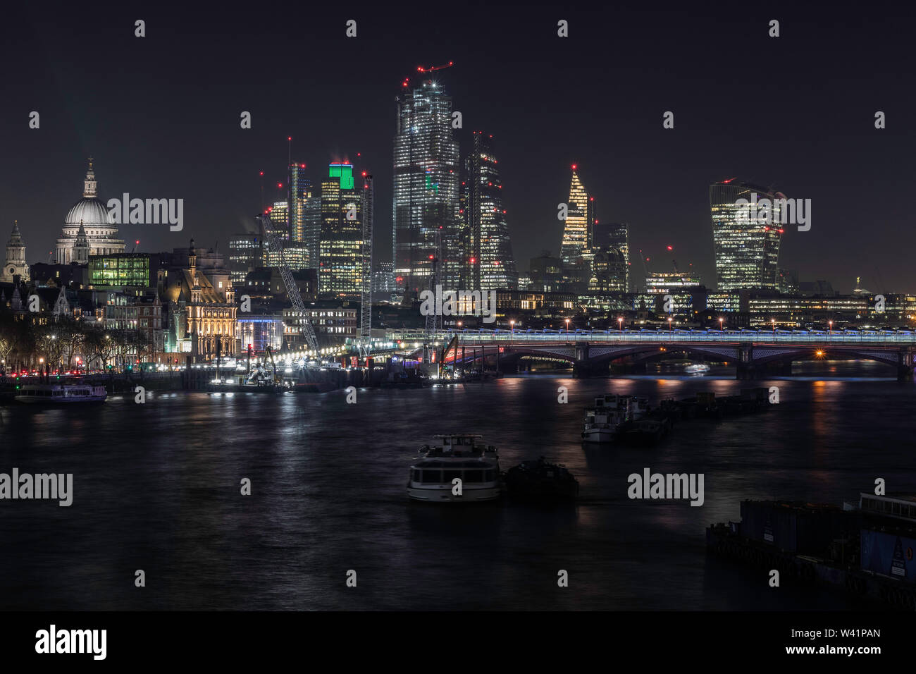 Lights architecture modern london hi-res stock photography and images ...