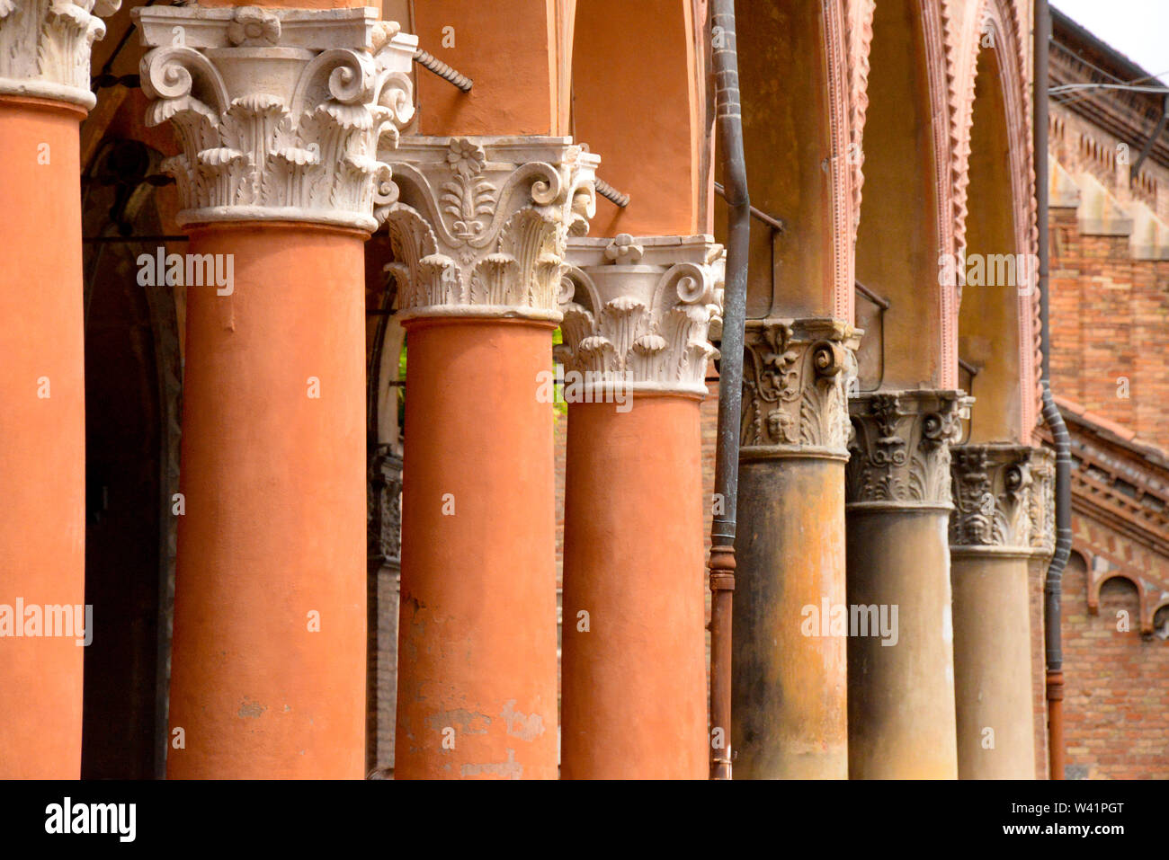 Colonnade colonnades pillar pillars hi-res stock photography and images ...