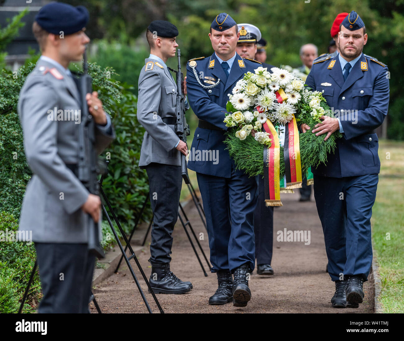 19 July 2019, Saxony, Dresden: Marines wear wreaths to the graves of ...