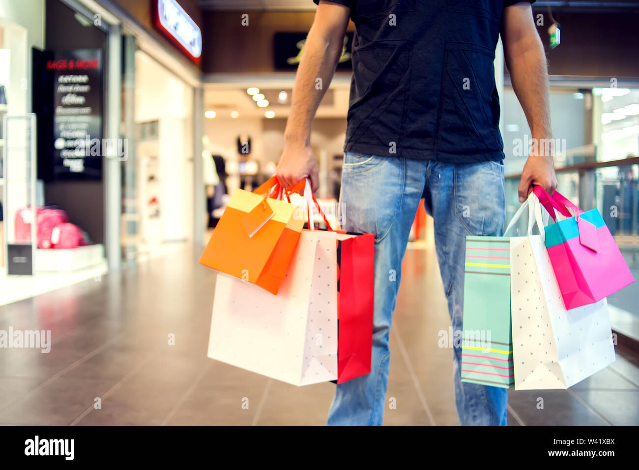 Guy shopping hi-res stock photography and images - Alamy