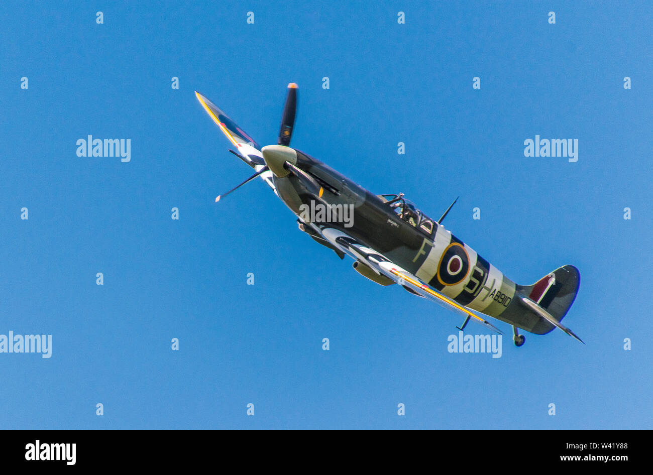 Spitfire flypast 1940s hi-res stock photography and images - Alamy