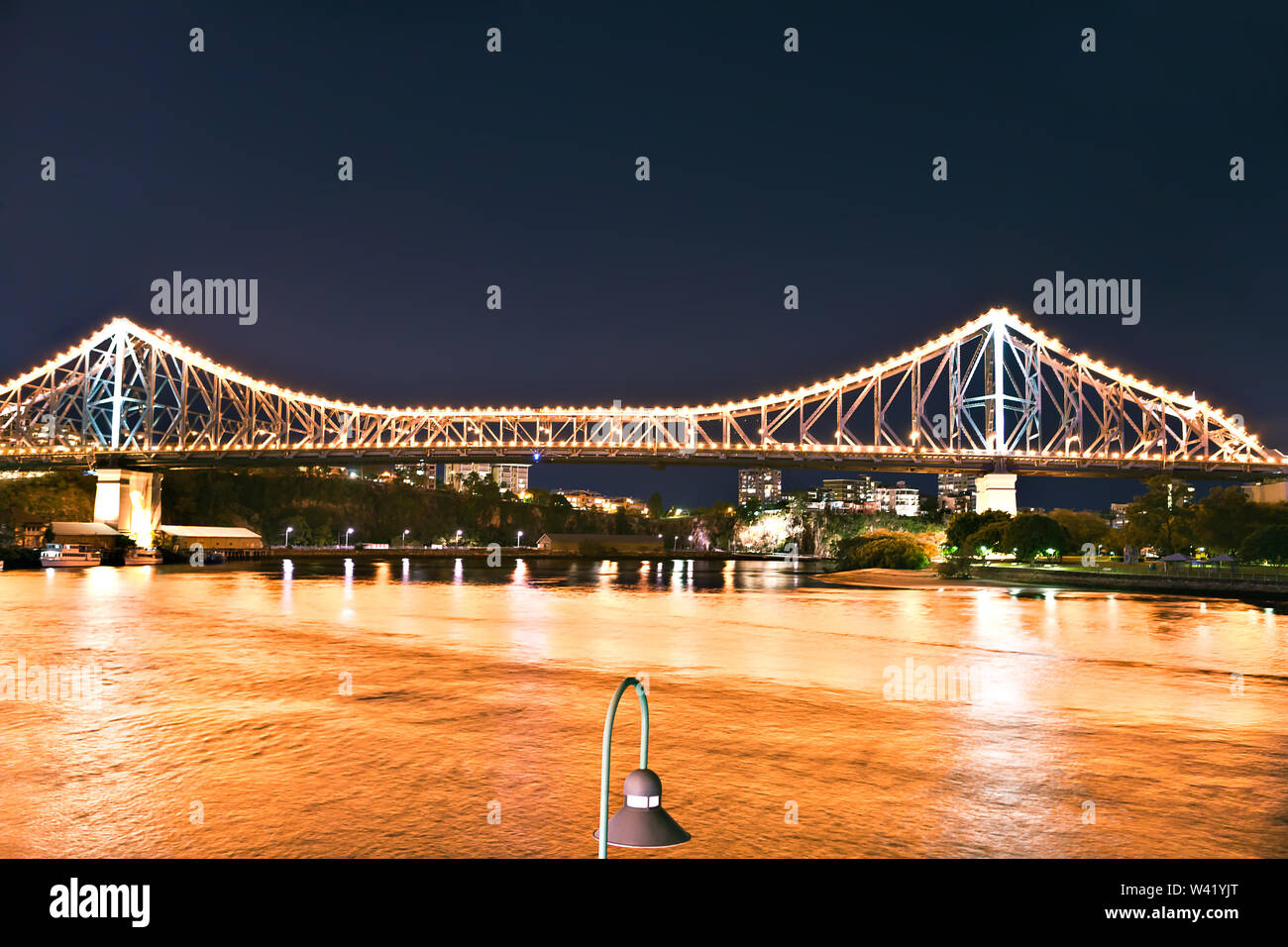 Brisbane night skyline from river hi-res stock photography and images ...