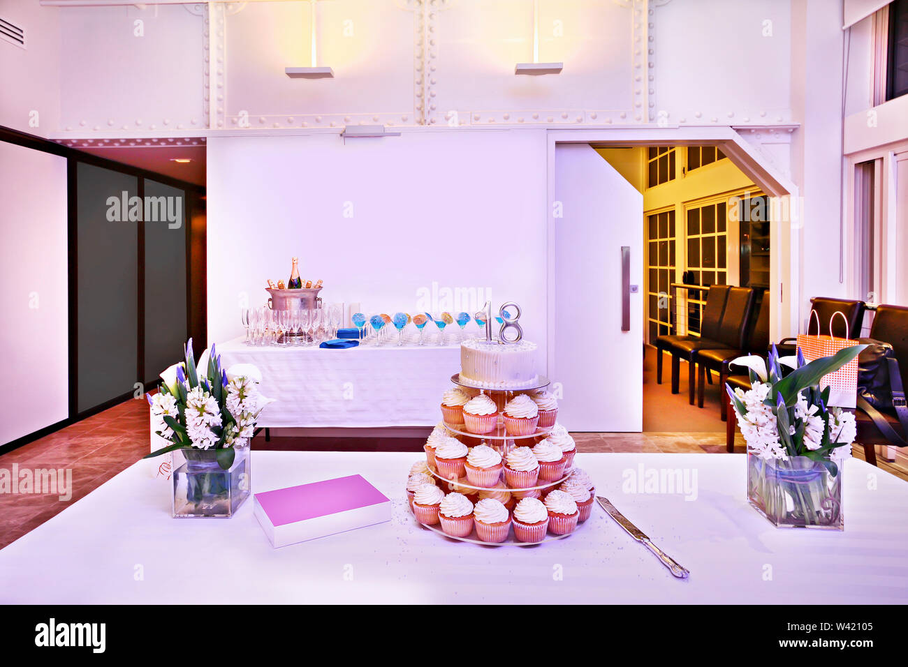 White cloth covering table hi-res stock photography and images - Alamy