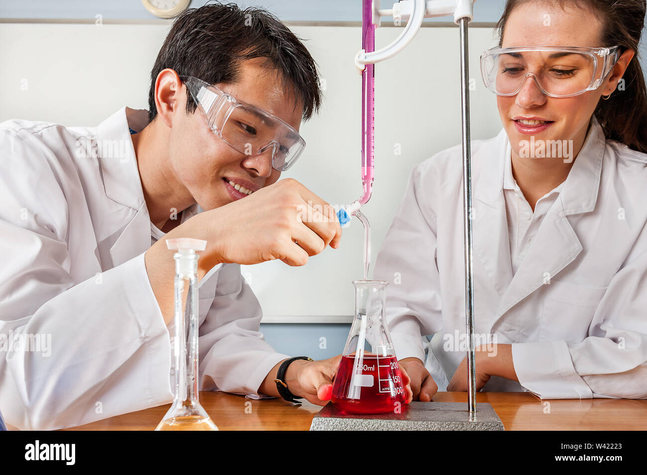 Trainee students like doctors learn about chemicals in a lab Stock ...