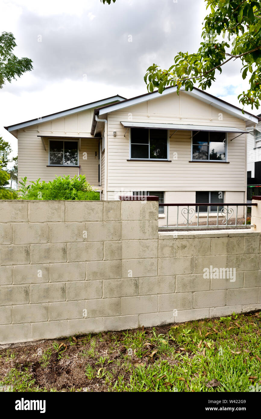 Small home sold sign hi-res stock photography and images - Alamy