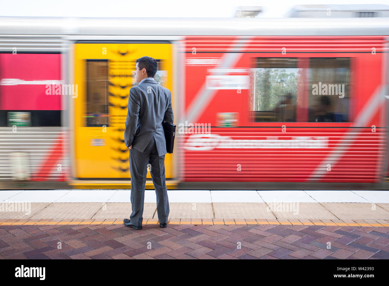 People rush around railway station hi-res stock photography and images ...