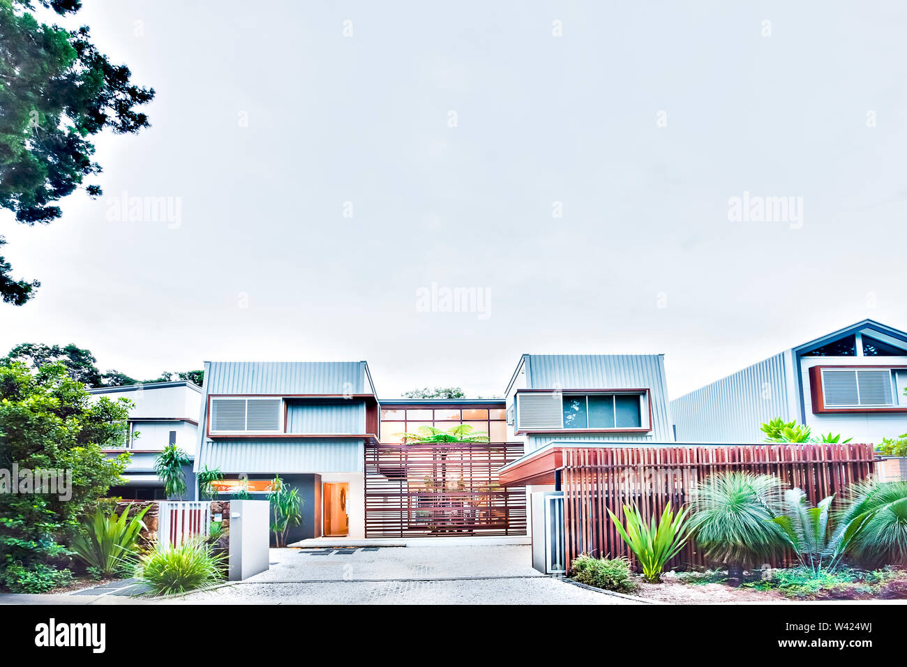 Modern mansion gate hi-res stock photography and images - Alamy