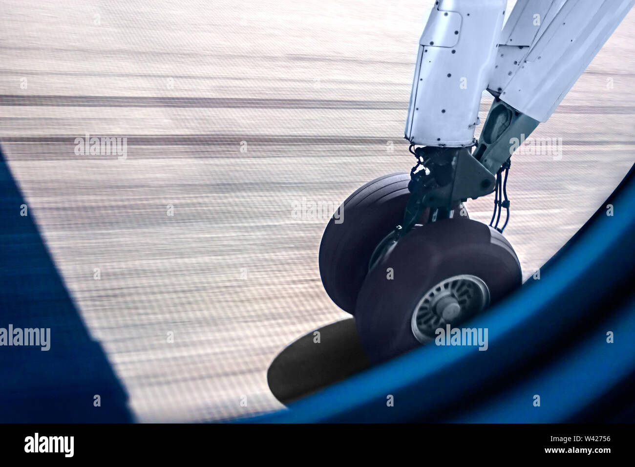 Airplane taking off from asphalt hi-res stock photography and images ...