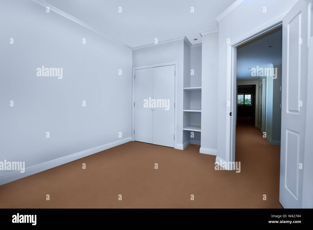 Empty room with a closet and a door open to a hallway Stock Photo - Alamy