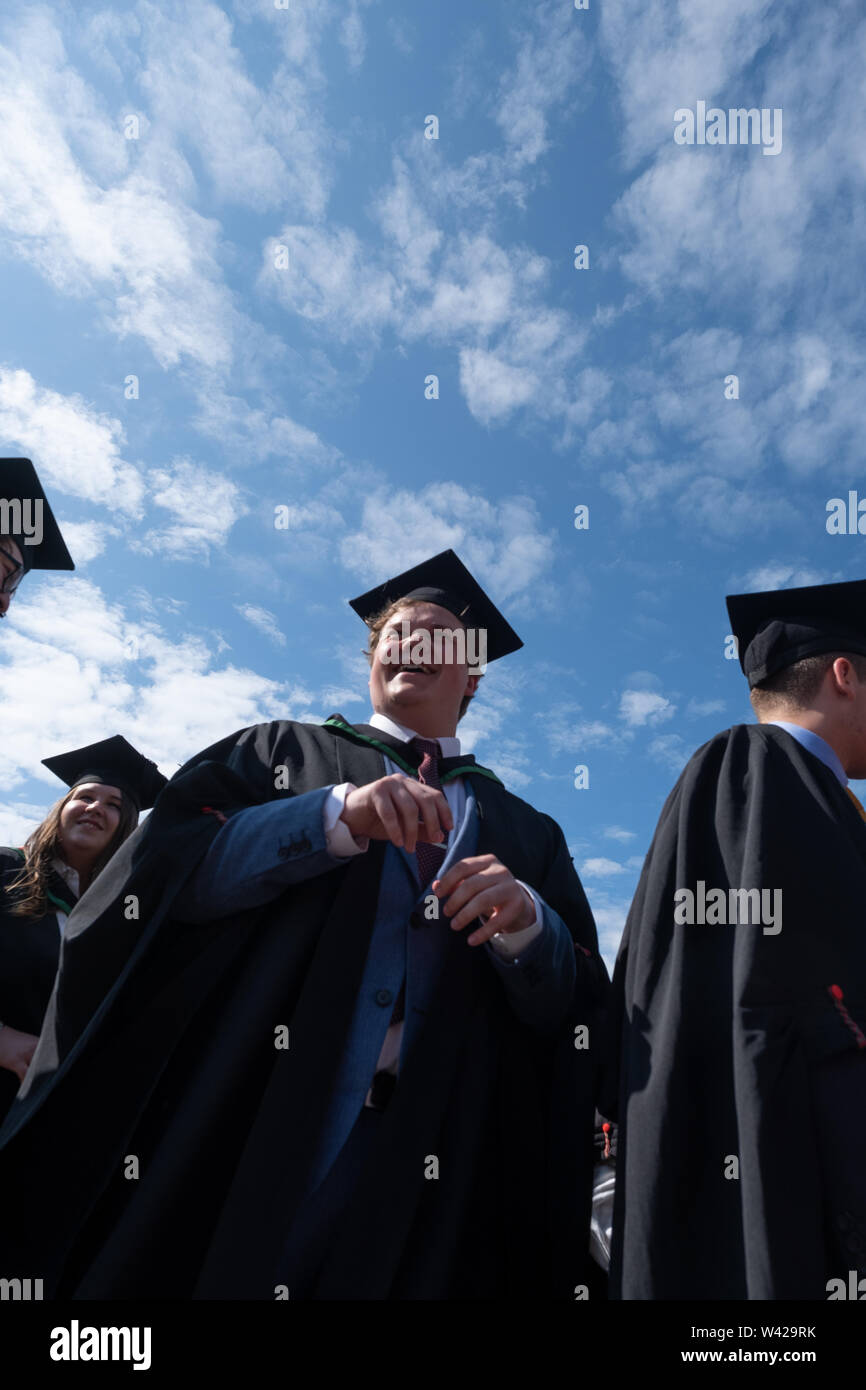 Students wearing caps and gowns hi-res stock photography and images - Alamy