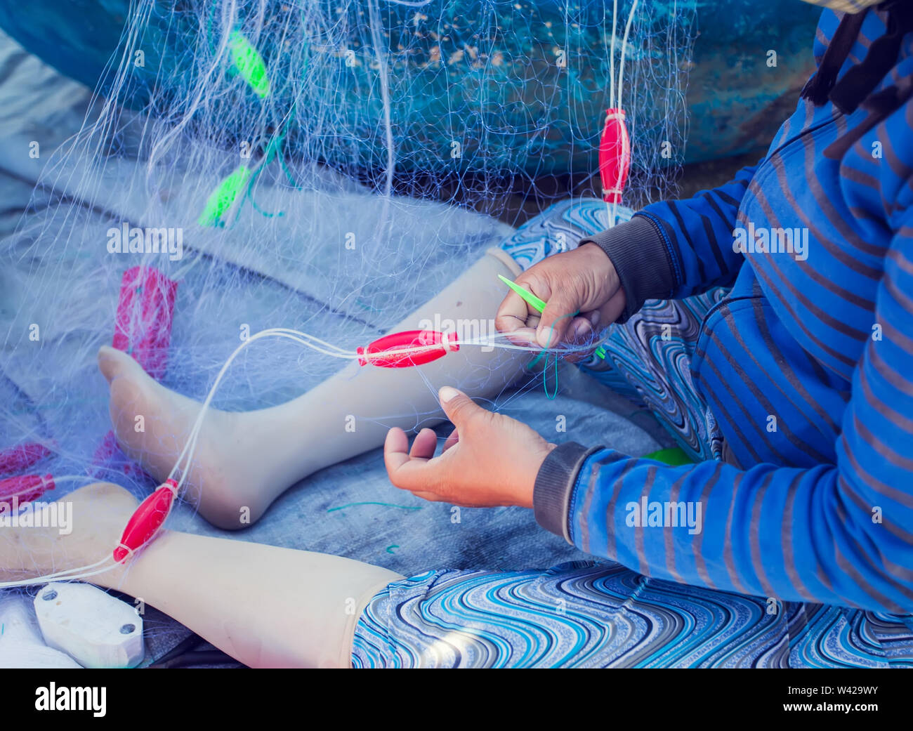 Hands woman weaving fishing nets in traditional way Stock Photo - Alamy
