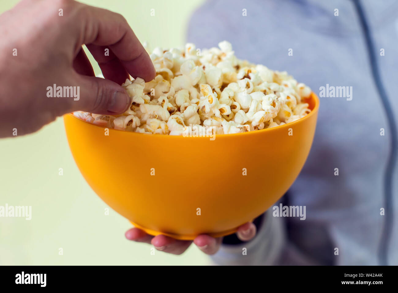Hands holding a popcorn box. People and food concept Stock Photo - Alamy