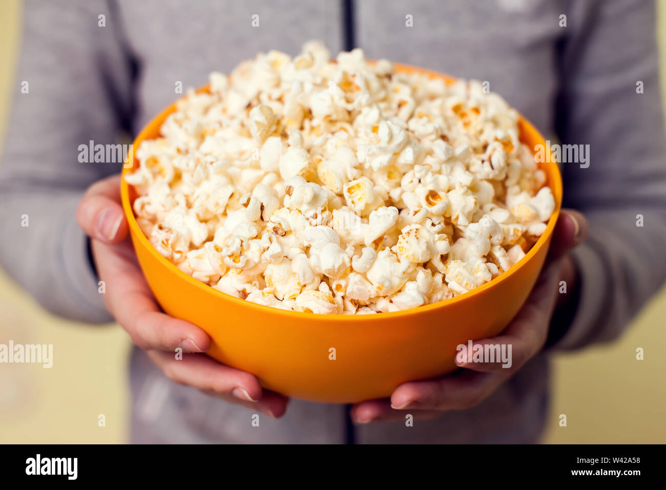 Two hands holding bowl corn hi-res stock photography and images - Alamy