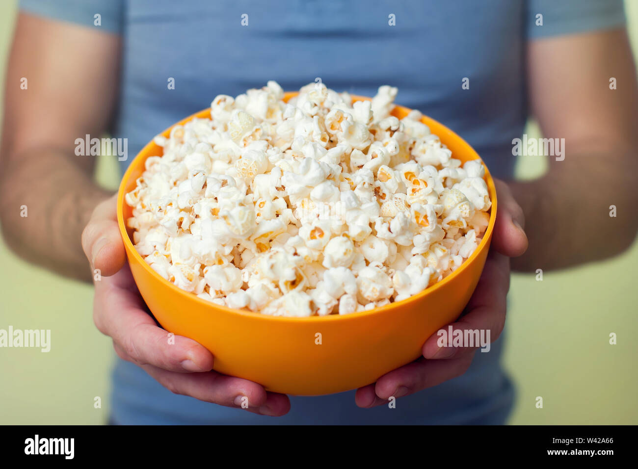 Hands popcorn hi-res stock photography and images - Alamy