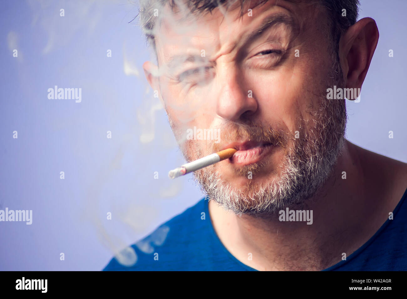 Cigarette people hi-res stock photography and images - Alamy