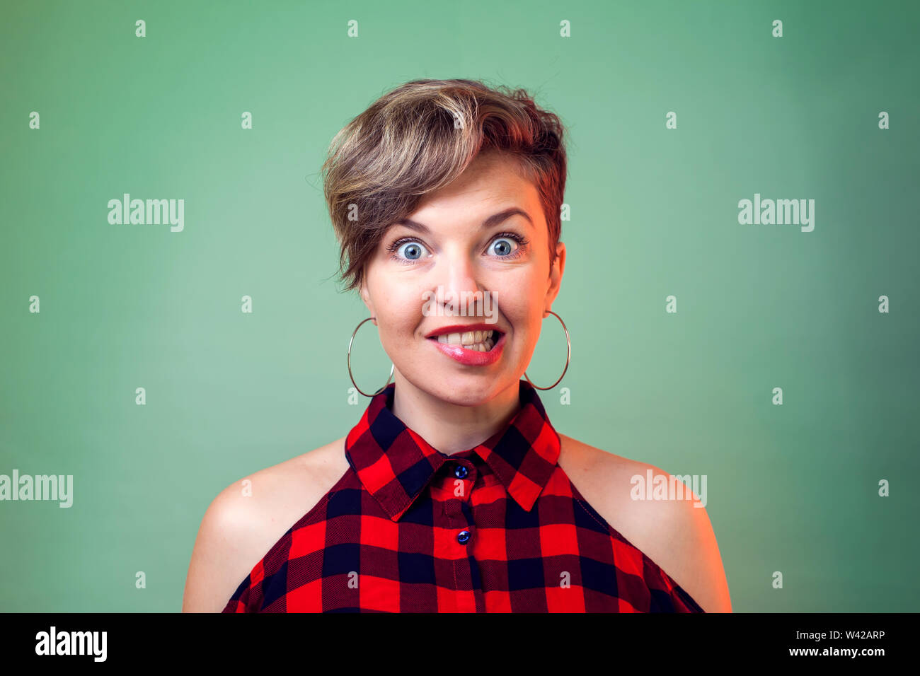Young woman scared people hi-res stock photography and images - Alamy