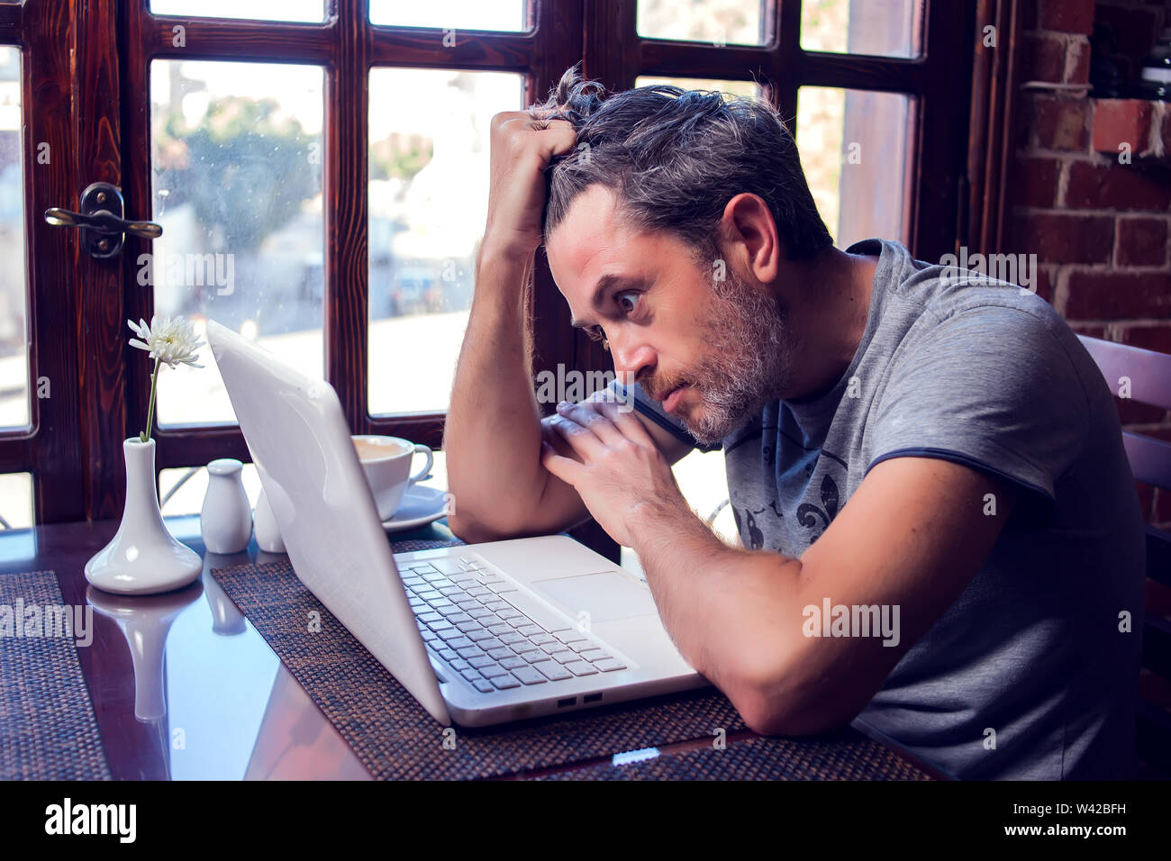 Sad wifi hi-res stock photography and images - Alamy