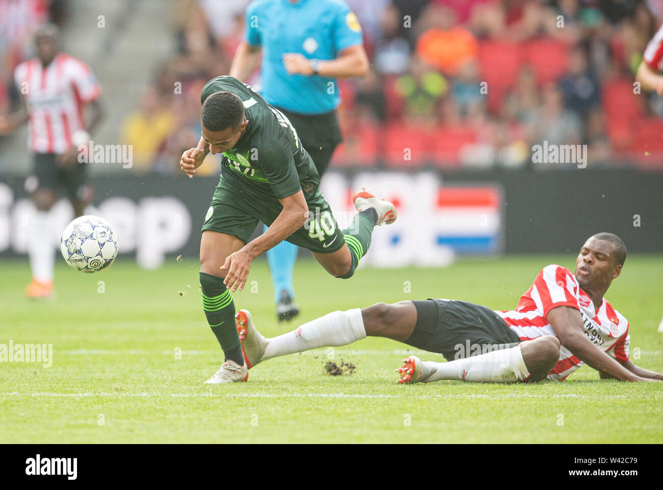 Denzel DUMFRIES r. (PSV) fouls Victor JOAO (WOB) in duels, Foul, Crash, Action, Football ...