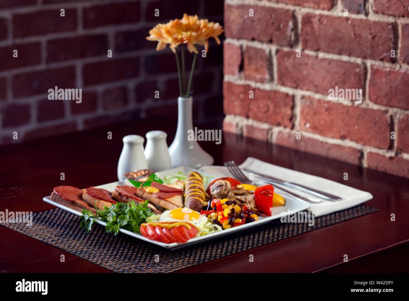 Full English Breakfast including sausages, grilled tomatoes and ...
