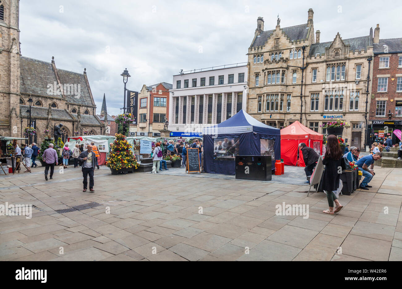 Busy market scene uk hi-res stock photography and images - Alamy