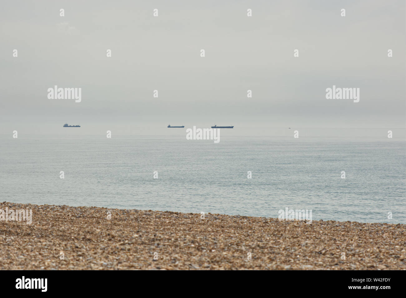 Cargo ships english channel hi-res stock photography and images - Alamy