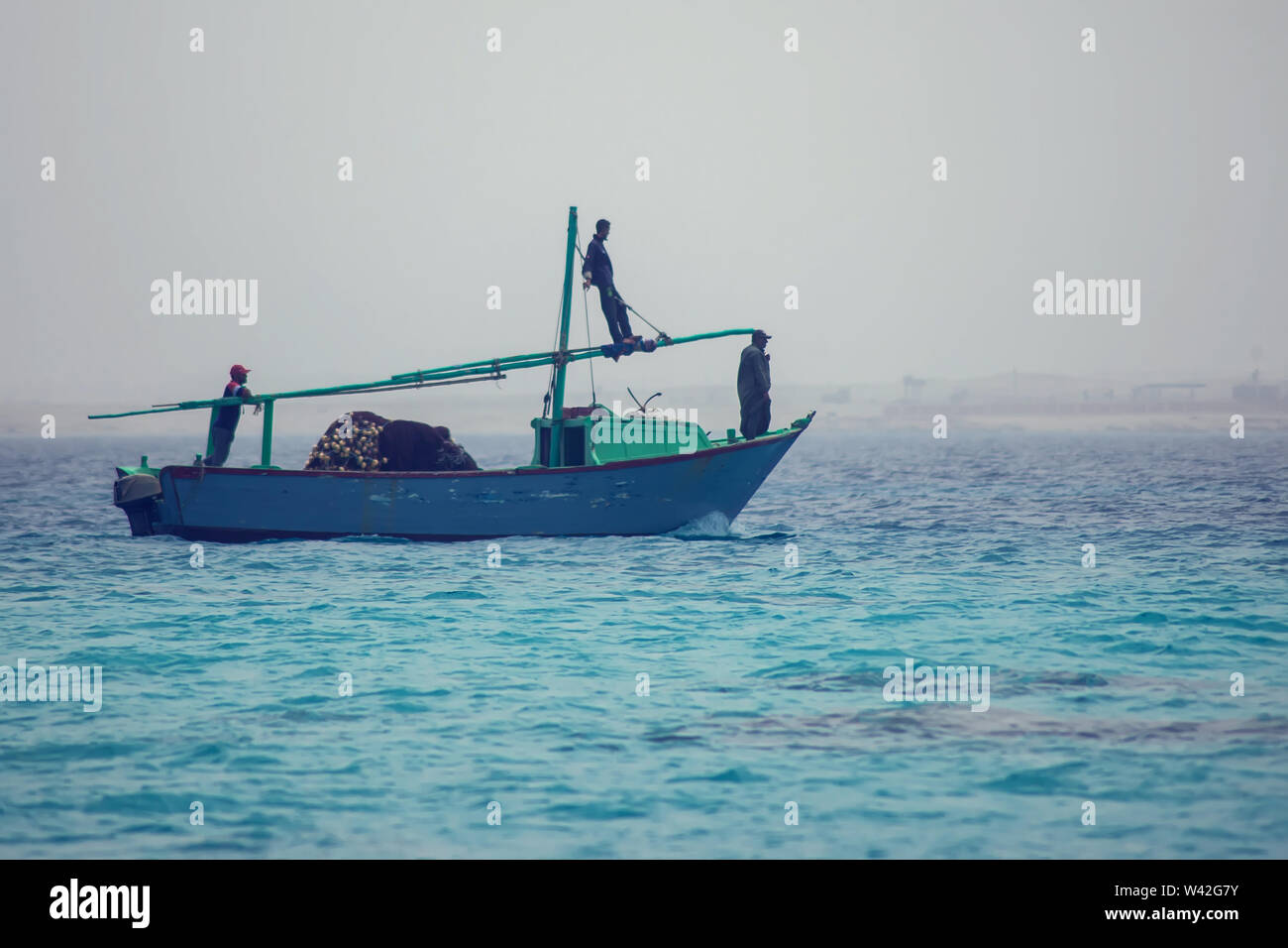 Traditional arab fishing boat rowing hi-res stock photography and ...