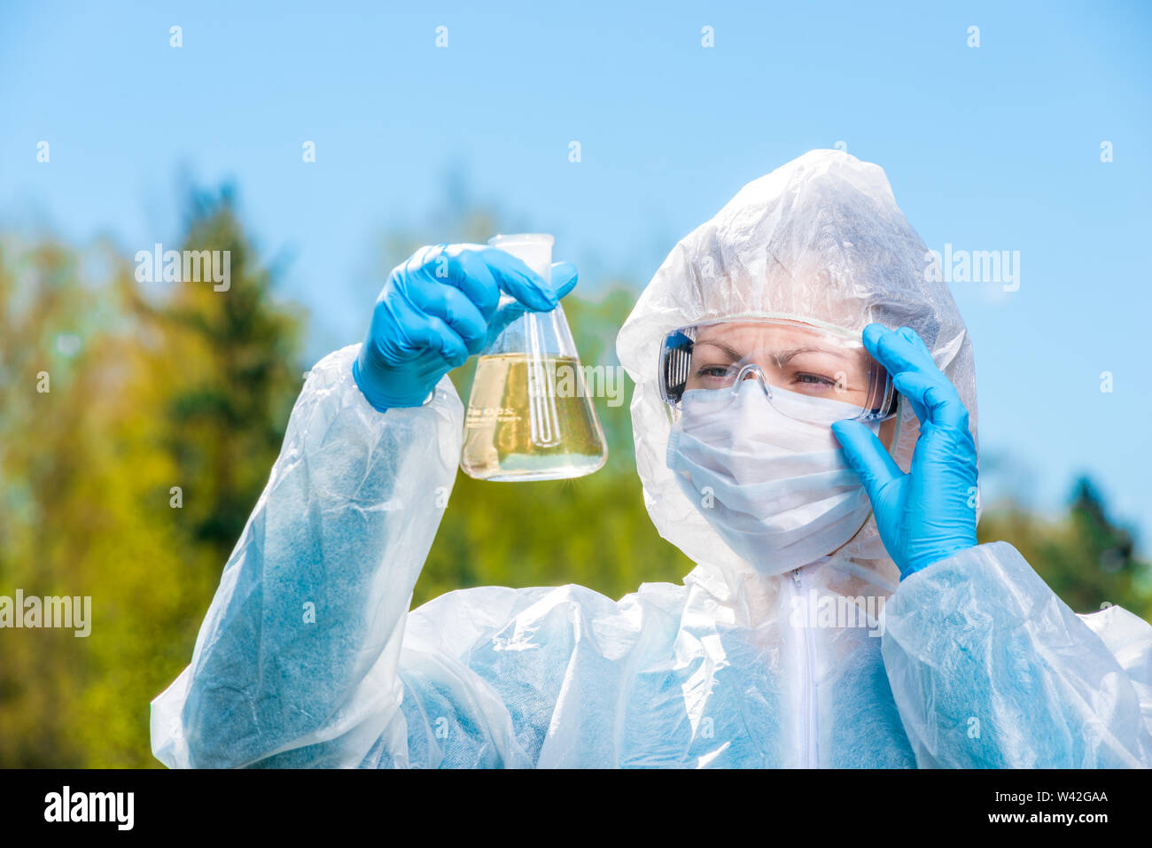 Environmental chemist hi-res stock photography and images - Alamy