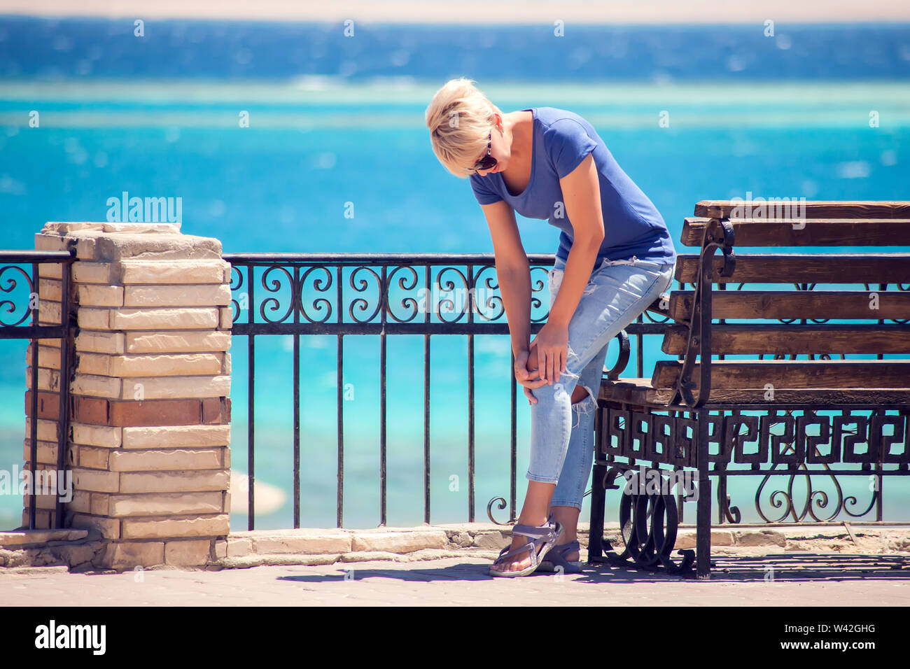 Leg pain walking hi-res stock photography and images - Alamy