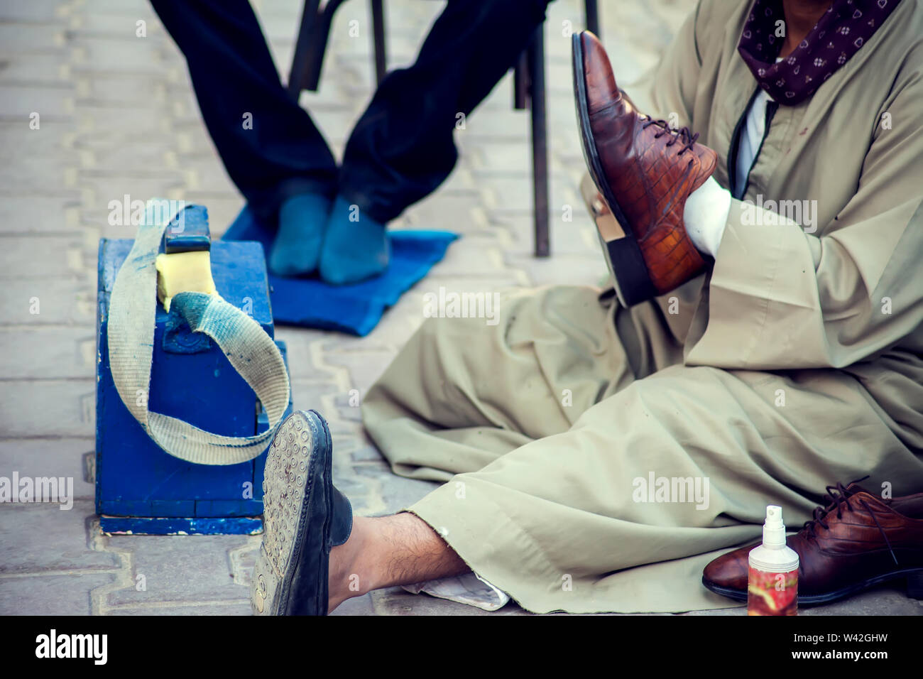 Man cleaning and polishing shoes in the street Stock Photo - Alamy