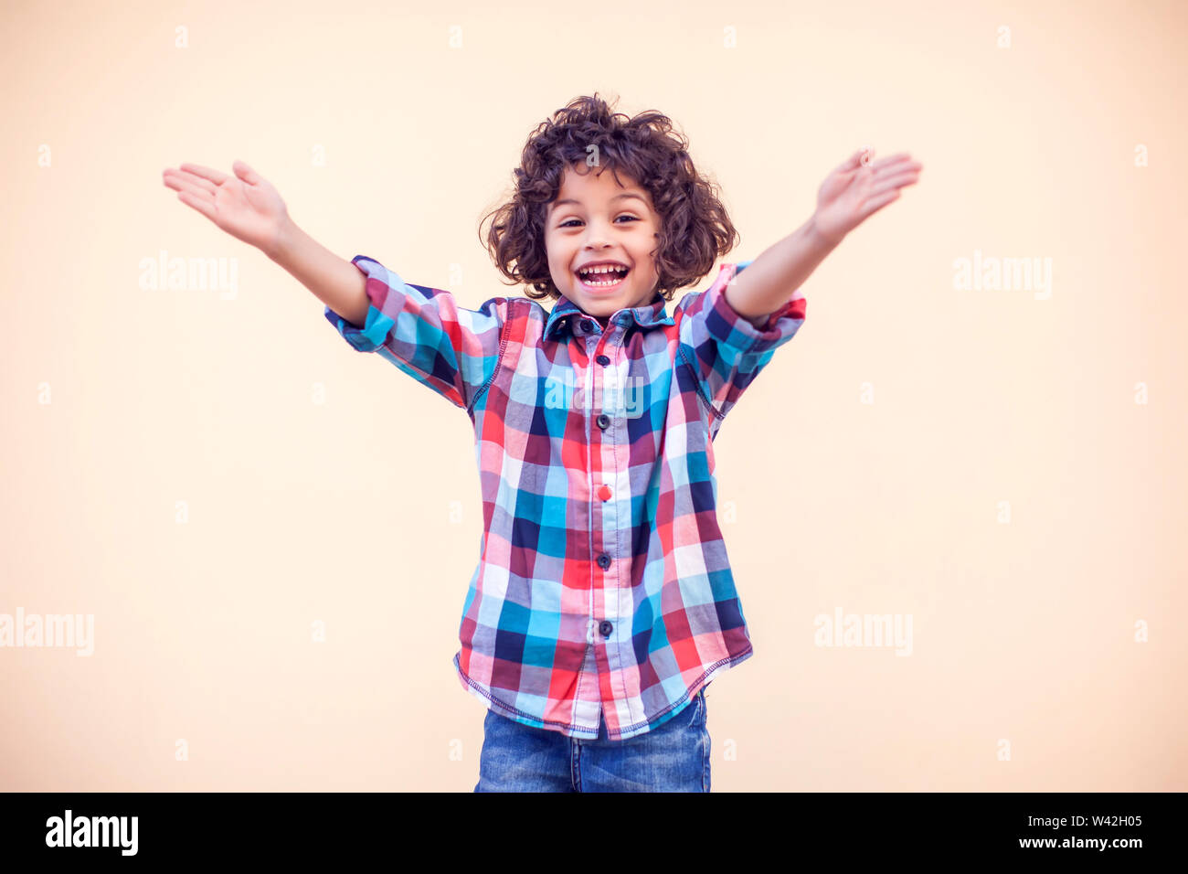 Little boy kid shows hugs with open arms Stock Photo - Alamy