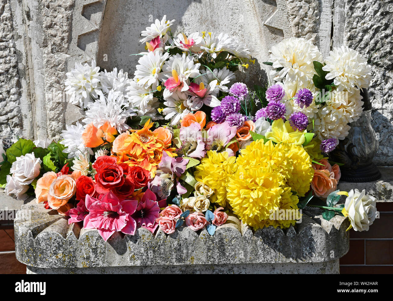 Flowers on the tombstone in the public cemetery Stock Photo - Alamy