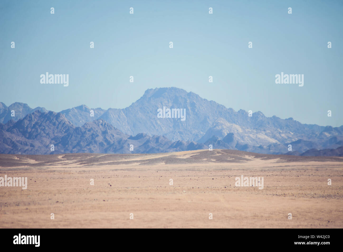 Nature of Egypt. Mountains and sky in the desert Stock Photo - Alamy