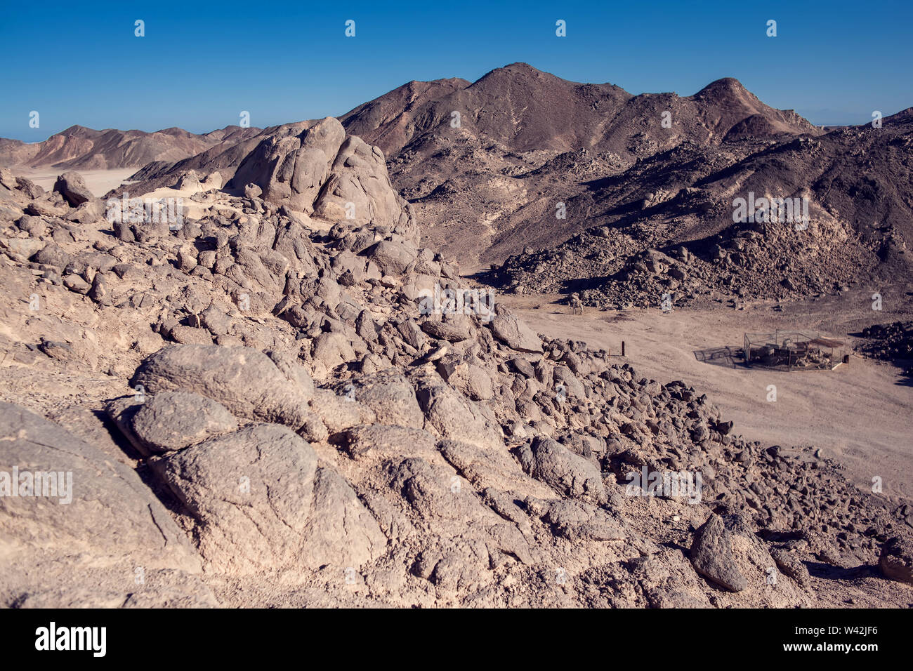 Nature of Egypt. Mountains and sky in the desert Stock Photo - Alamy