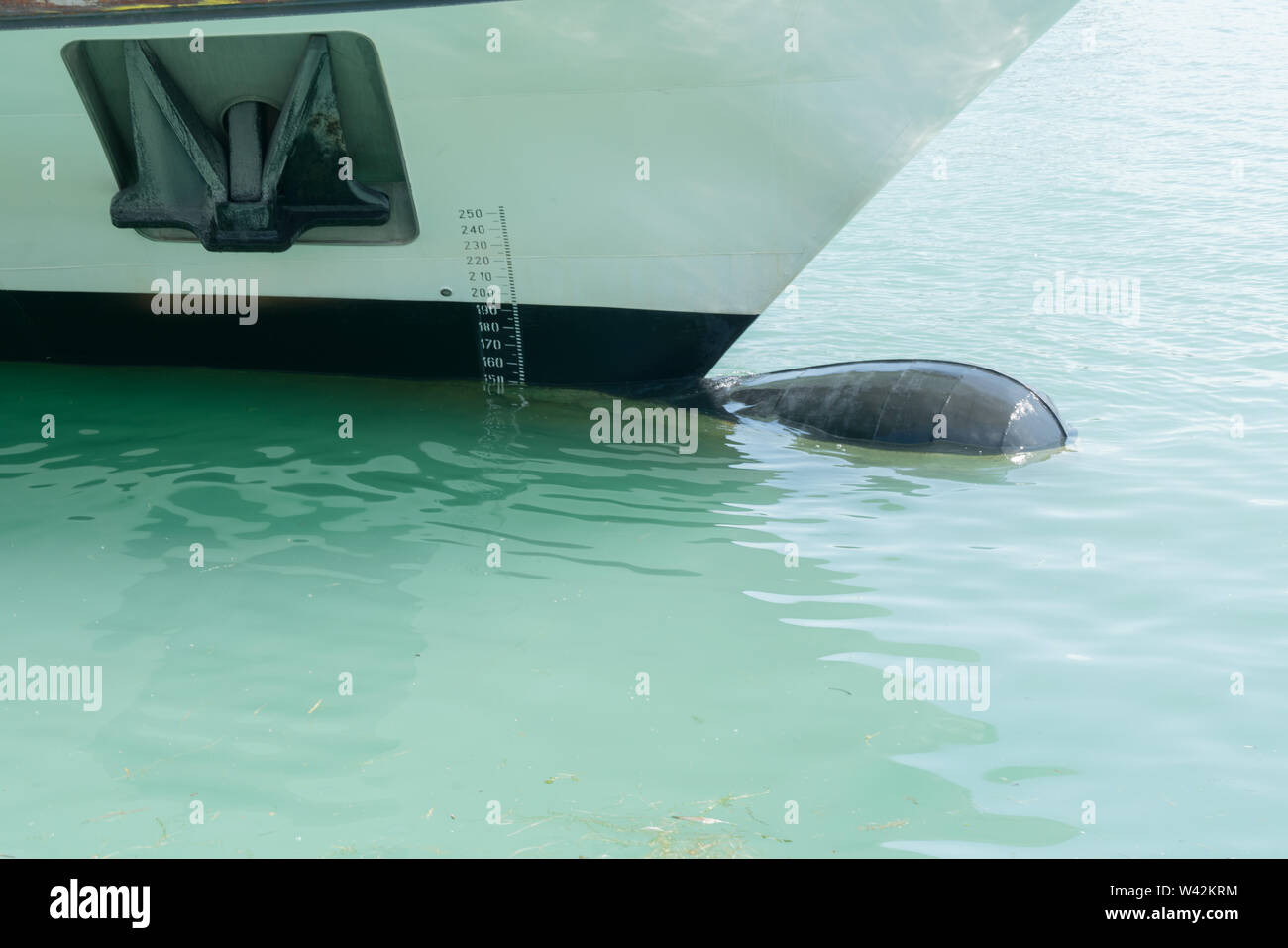 Ship hull depth markings hi-res stock photography and images - Alamy