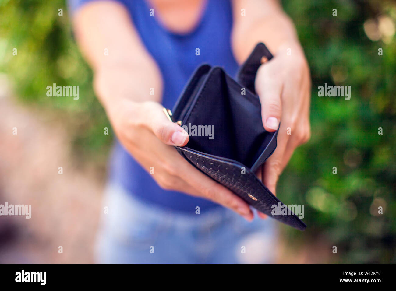 Empty wallet woman hi-res stock photography and images - Alamy