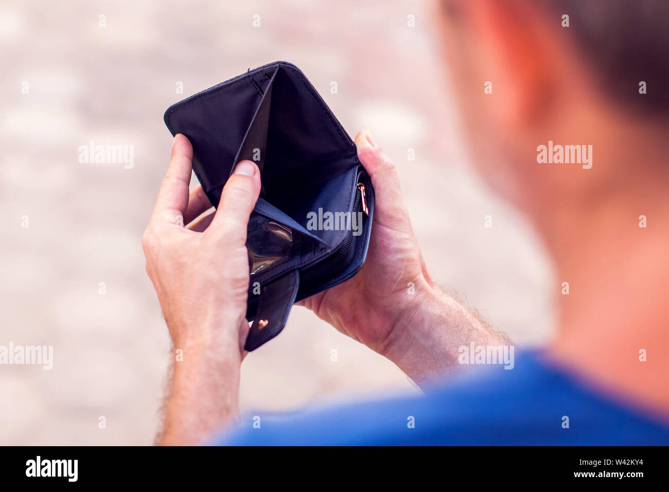 Empty wallet hi-res stock photography and images - Alamy