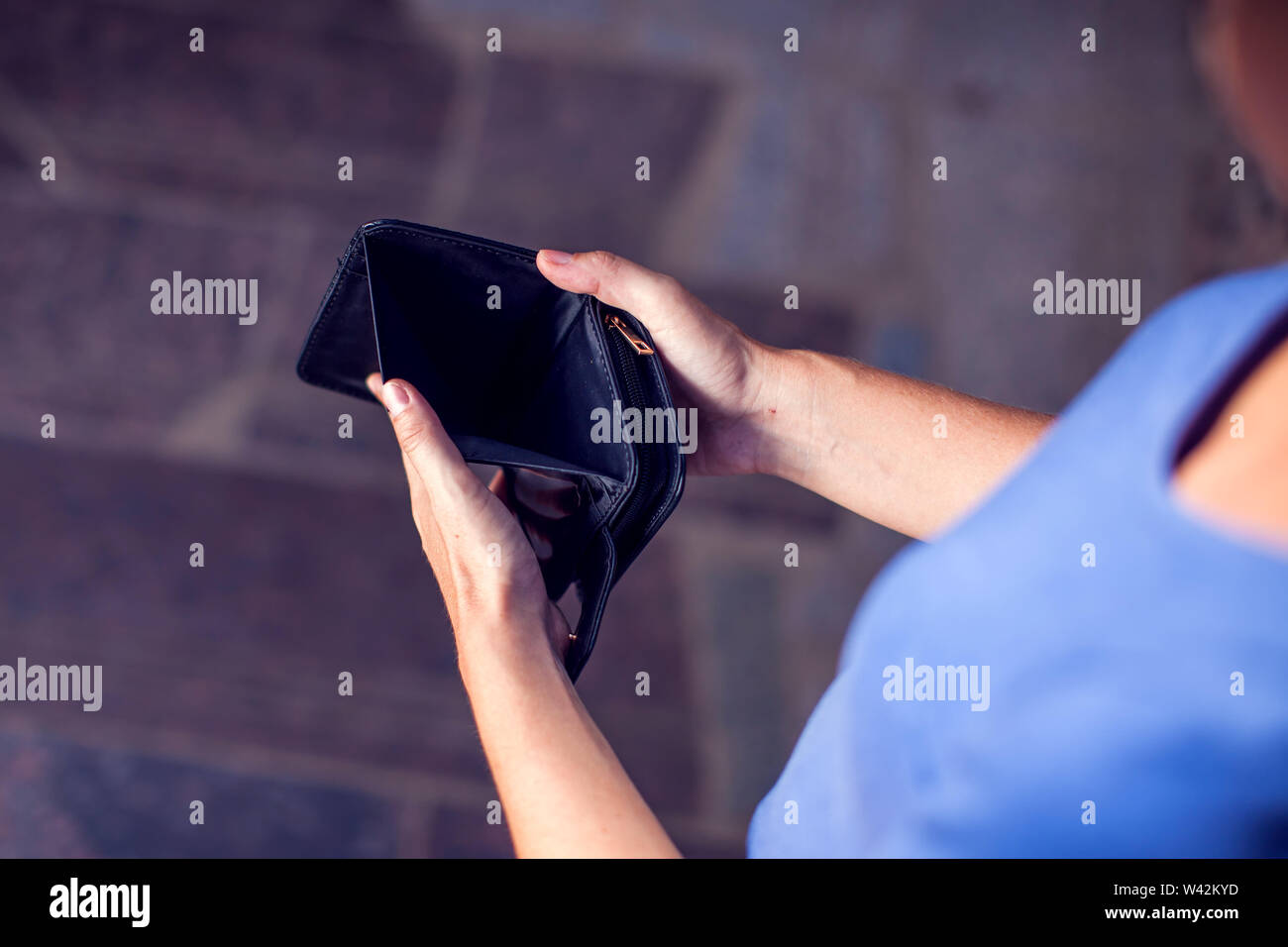 Empty wallet in hands hi-res stock photography and images - Alamy