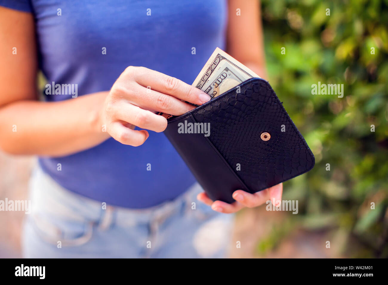 Empty Wallet Woman High Resolution Stock Photography and Images - Alamy