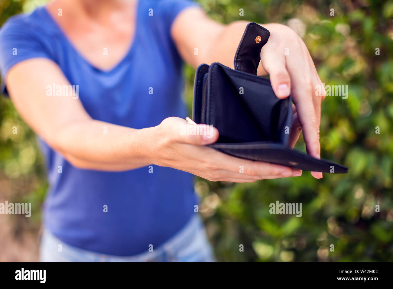 Empty wallet woman hi-res stock photography and images - Alamy