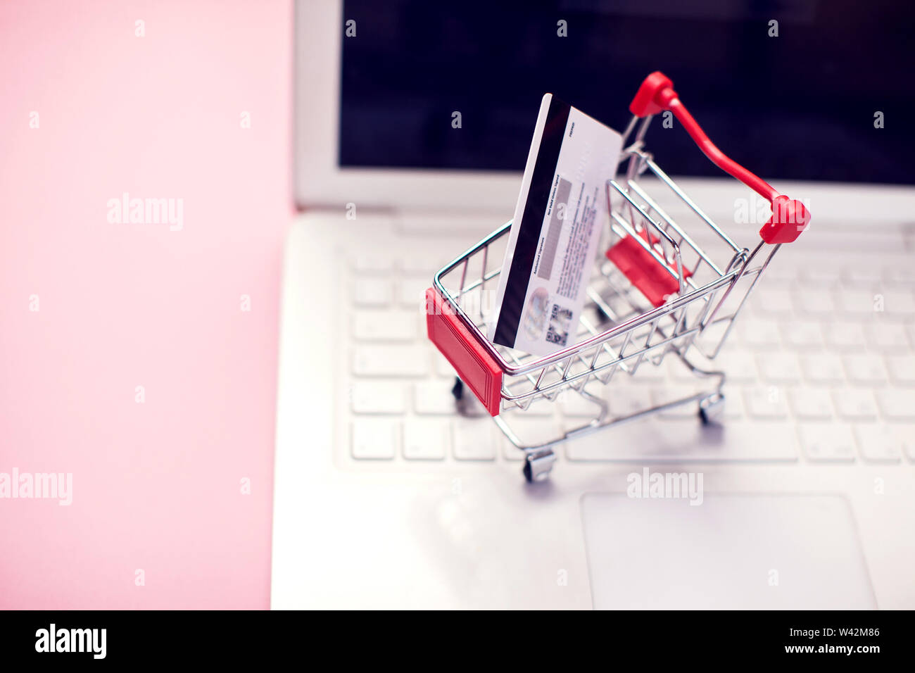 Laptop with shopping trolley. Online shopping concept Stock Photo - Alamy