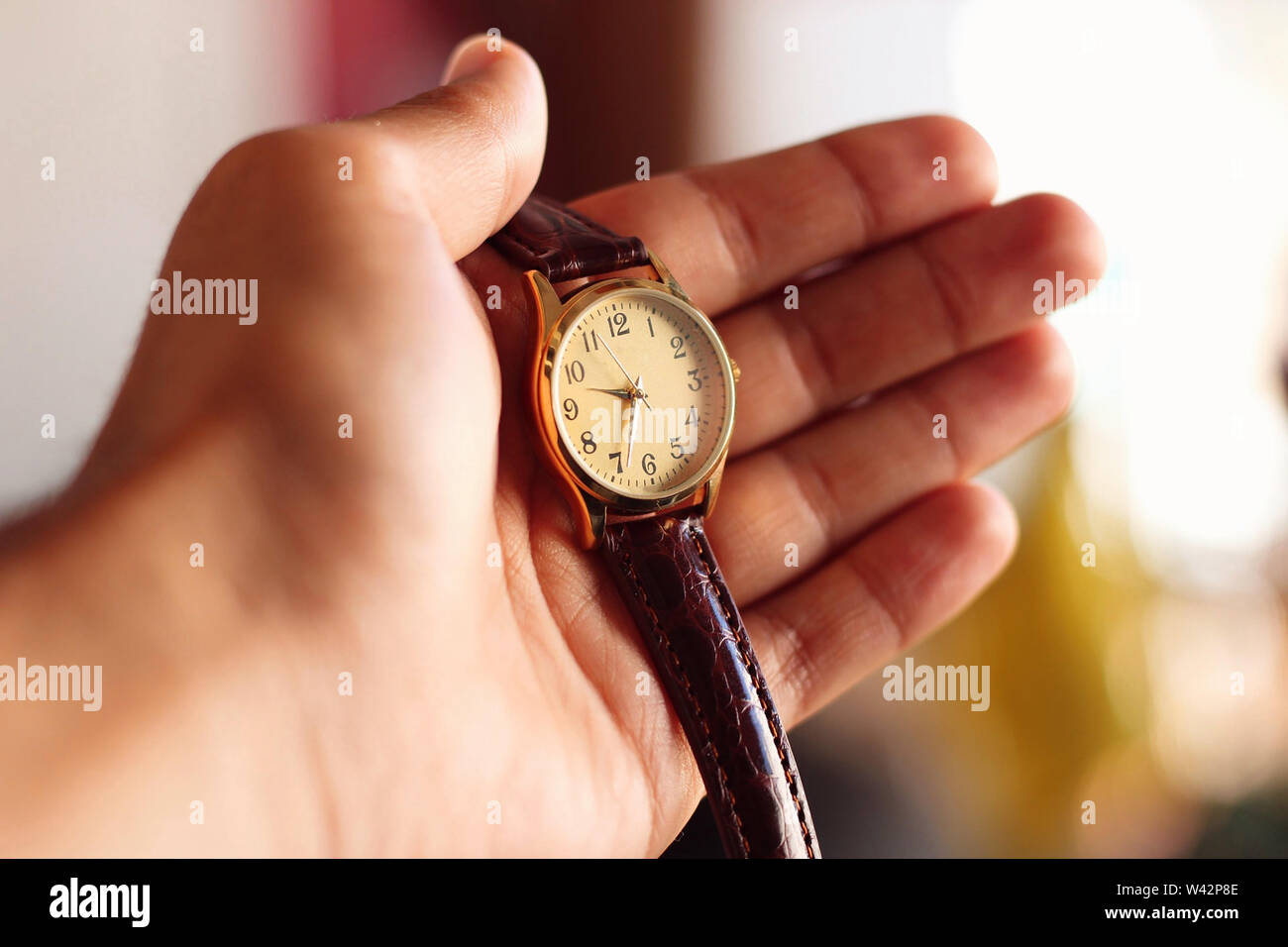 Hand holding pocket watch hi-res stock photography and images - Alamy