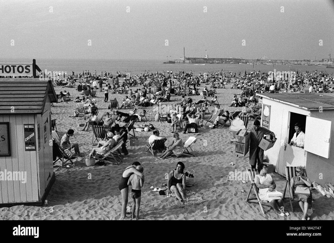 Beach bank holiday 1960s hi-res stock photography and images - Alamy