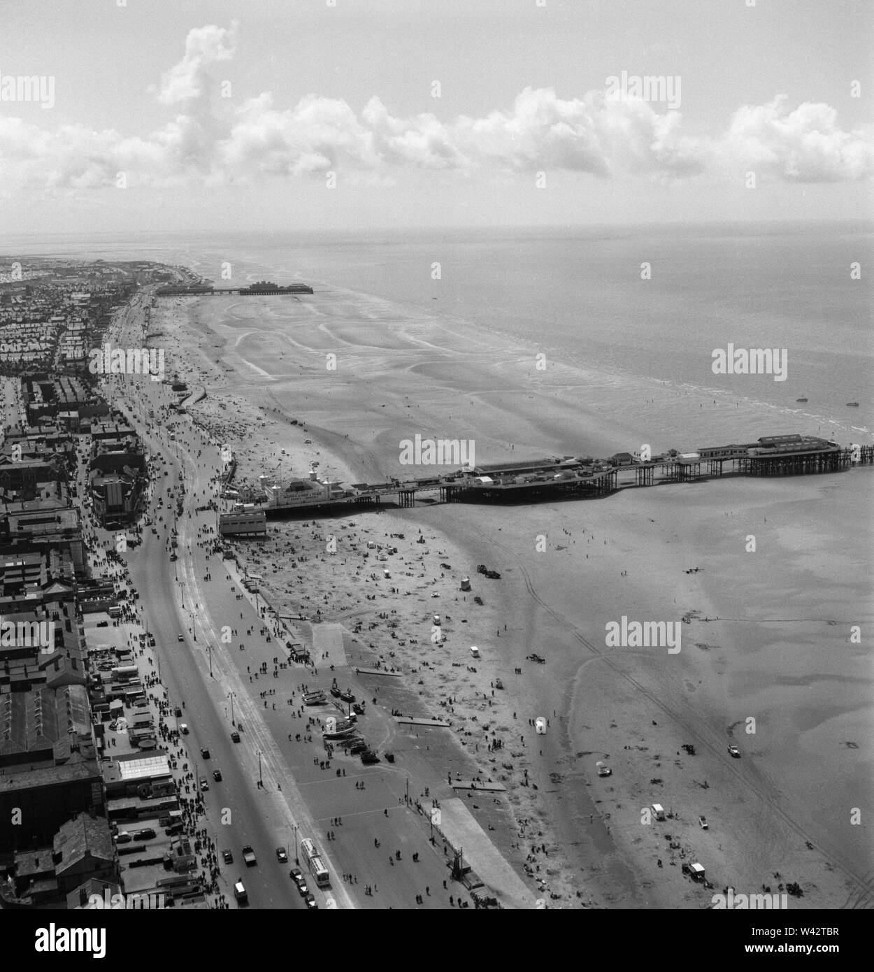 Blackpool beach 1950s hi-res stock photography and images - Alamy