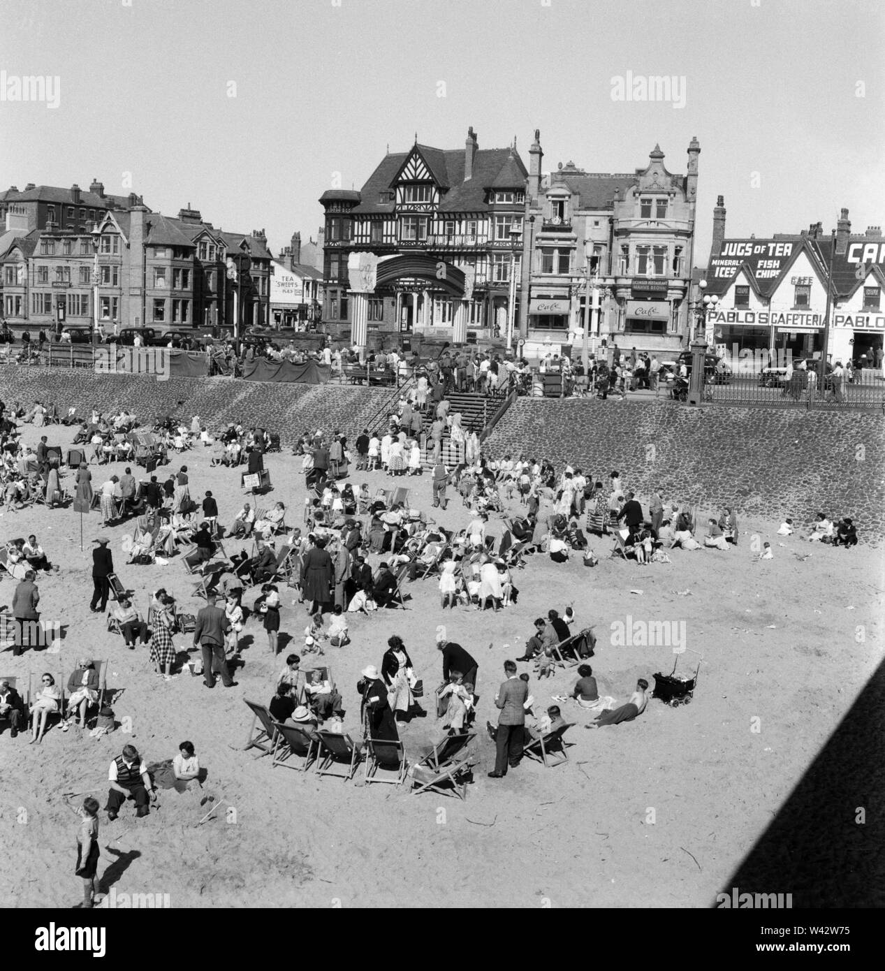 Blackpool beach 1950s hi-res stock photography and images - Alamy
