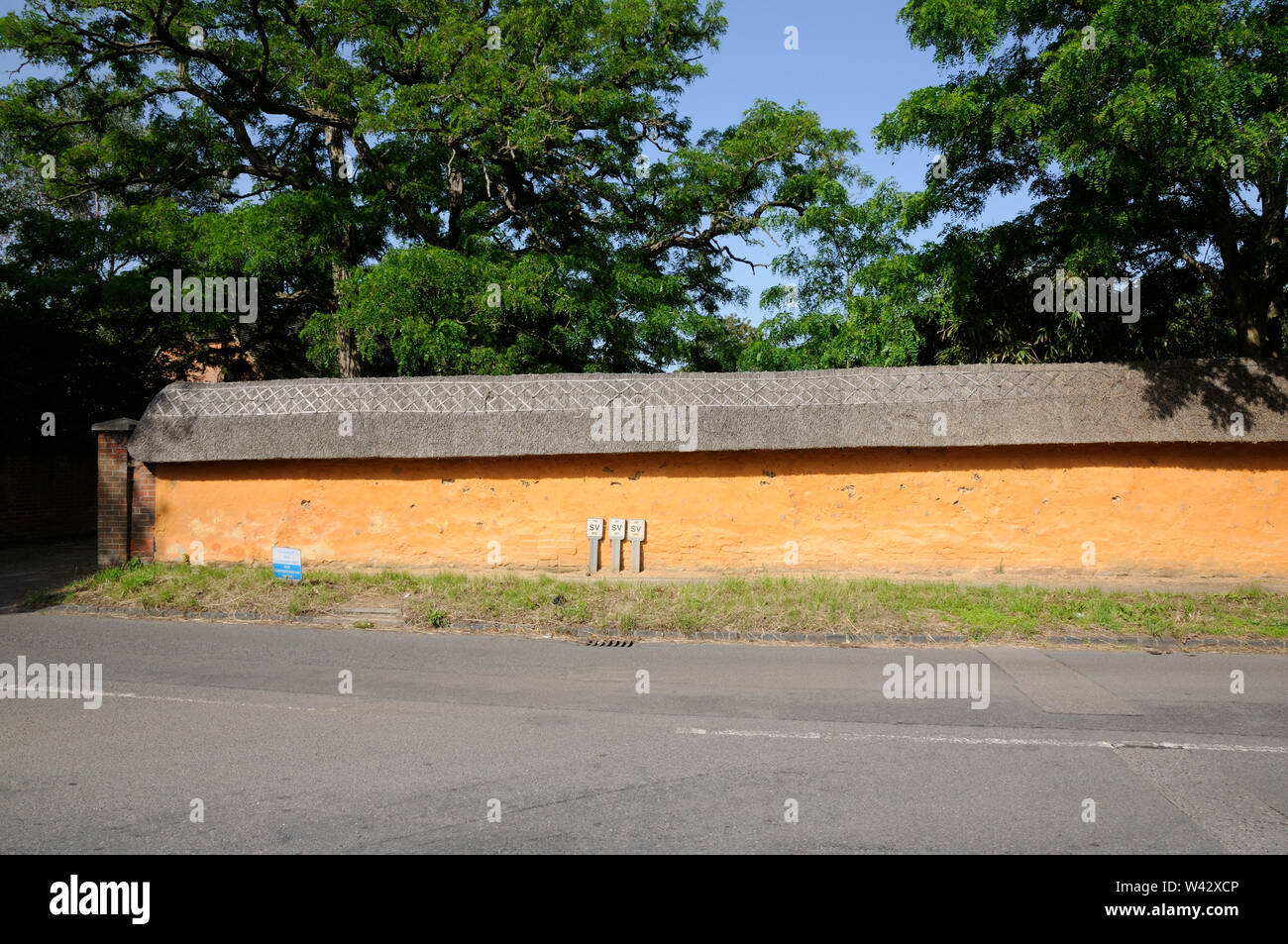 Thatched wall, Dorchester on Thames, Oxfordshire Stock Photo - Alamy