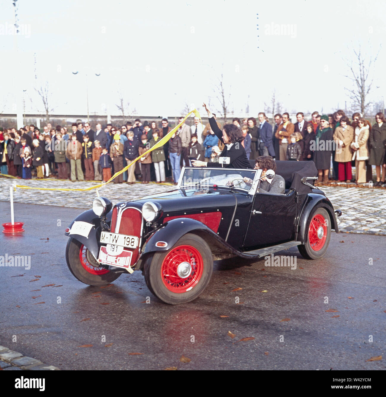 Ein BMW 309 Oldtimer wird während einer Autoshow in München während der ...