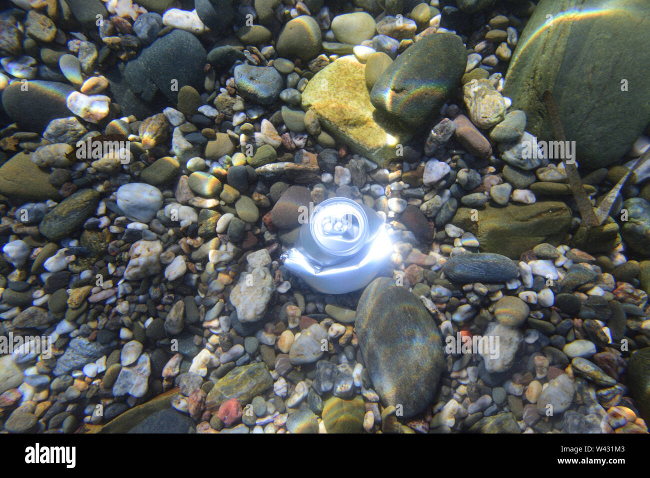 Aluminum can garbage underwater Stock Photo - Alamy