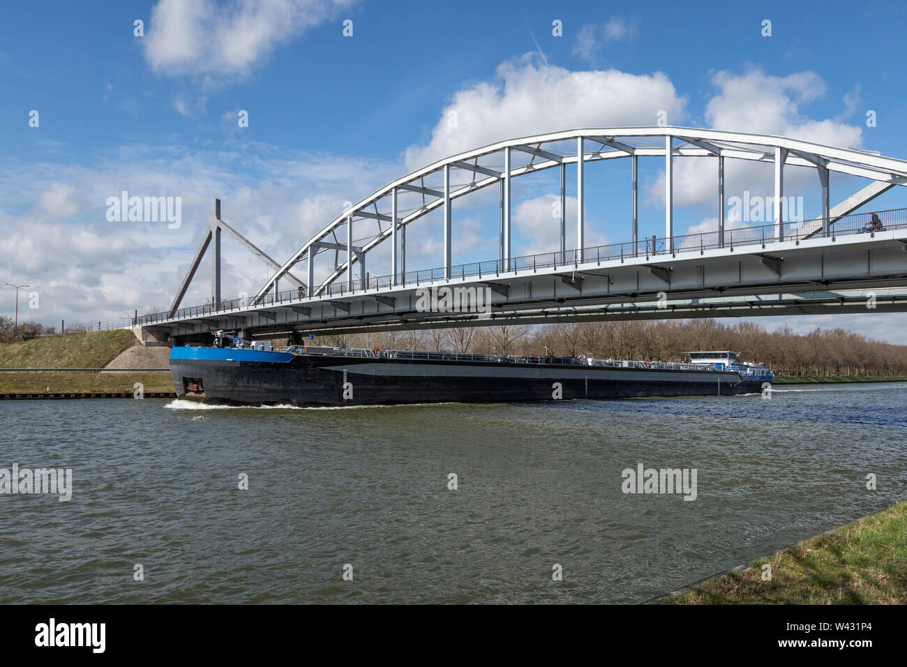 Vessel passing under road bridge hi-res stock photography and images ...