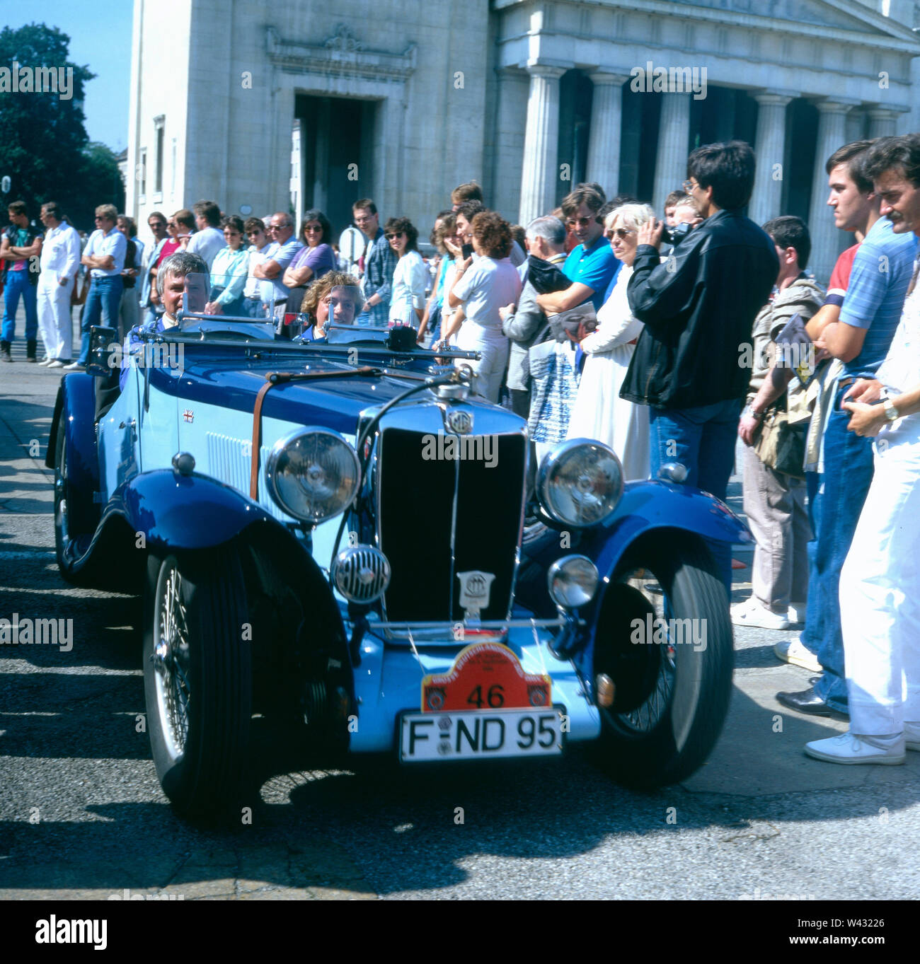 Ein MG-ND Oldtimer wird während einer Oldtimershwo in München Ende der ...