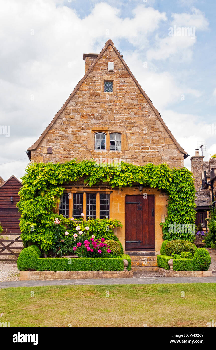 Cotswold house hi-res stock photography and images - Alamy
